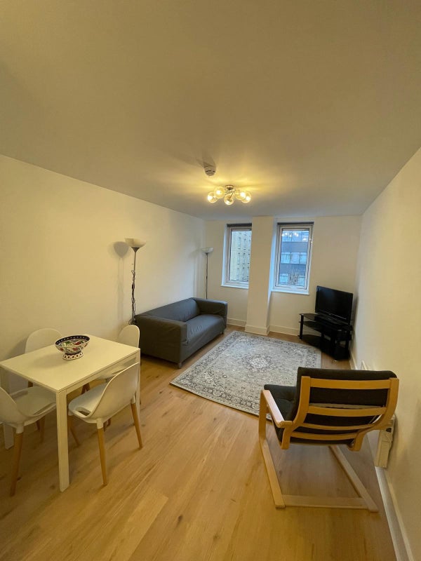 'Modern 2 bed flat in zone 1, Aldgate East' Room to Rent from SpareRoom
