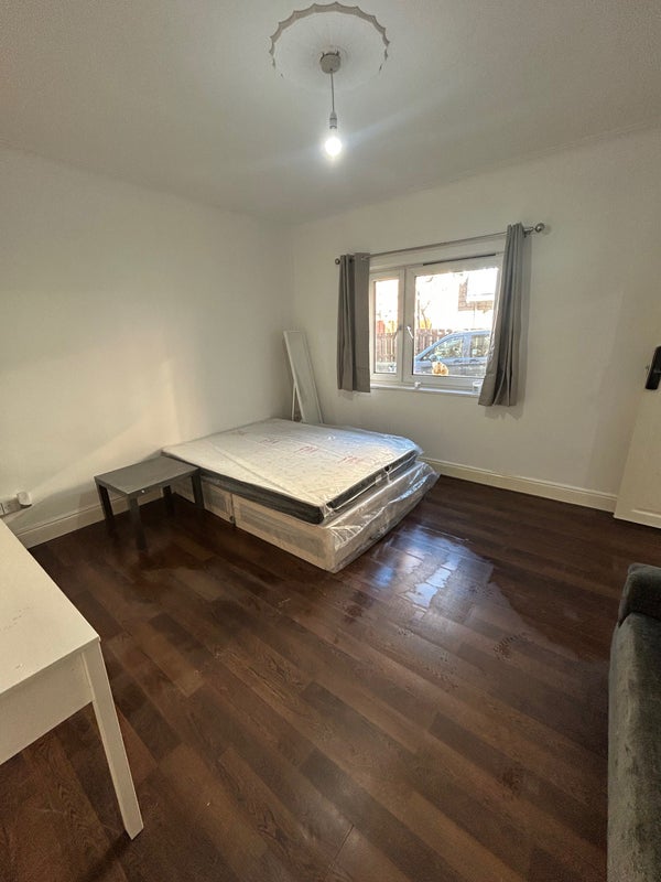 'Double Rooms In E1 Available Now' Room to Rent from SpareRoom