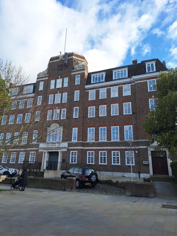 'Spacious flat in heart of Clapham Common' Room to Rent from SpareRoom
