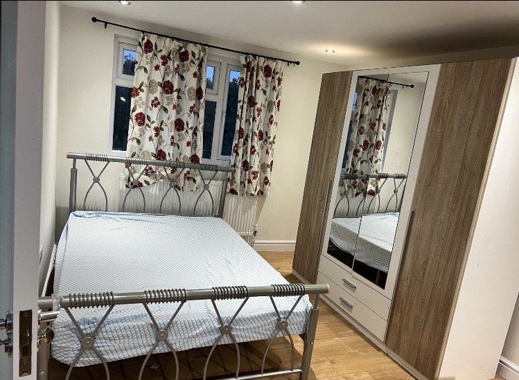 'One double room available from 10 March ' Room to Rent from SpareRoom