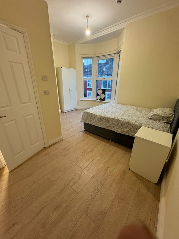 'Lovely Double Room To Share - 19 Weldon -Liverpool' Room to Rent from ...