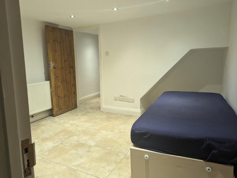 'Harrow-on-the-Hill: Private Ensuite Double Room' Room to Rent from ...