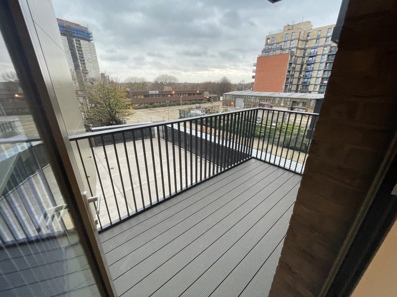 ' 1-bed flat bills included with balcony!' Room to Rent from SpareRoom