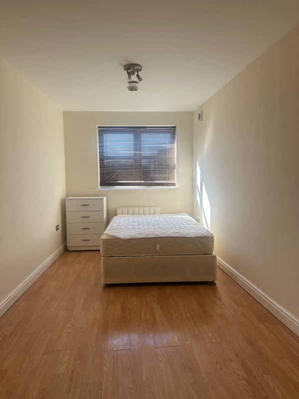 'Large Studio Flat' Room to Rent from SpareRoom