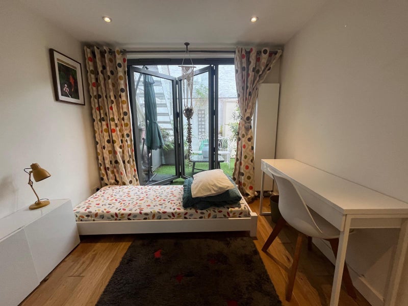 'Spare room available- Ideal for professionals' Room to Rent from SpareRoom