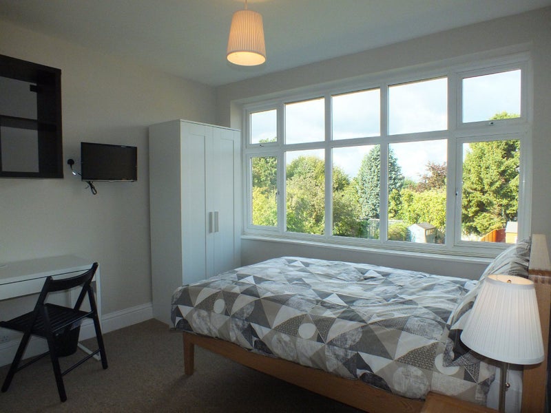 'Ensuite bedroom available East Reading by A329!' Room to Rent from ...