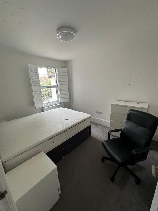 'Large double room - 625 PCM ' Room to Rent from SpareRoom