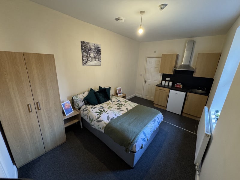 'Fully Furnished Double En-Suite Room in Shared Hou' Room to Rent from ...