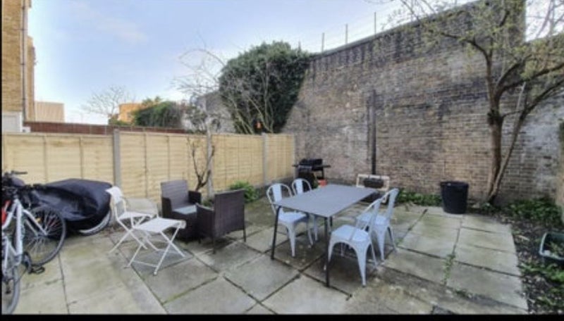 'Spacious double room near Clapham Junction!' Room to Rent from SpareRoom