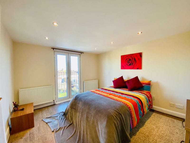 '🏡 Spacious Double Room in Wembley – Zone 4 ' Room to Rent from SpareRoom