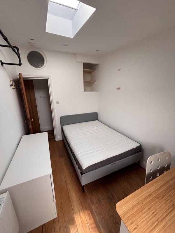 'Mid Sized Room avaliable in Acton' Room to Rent from SpareRoom