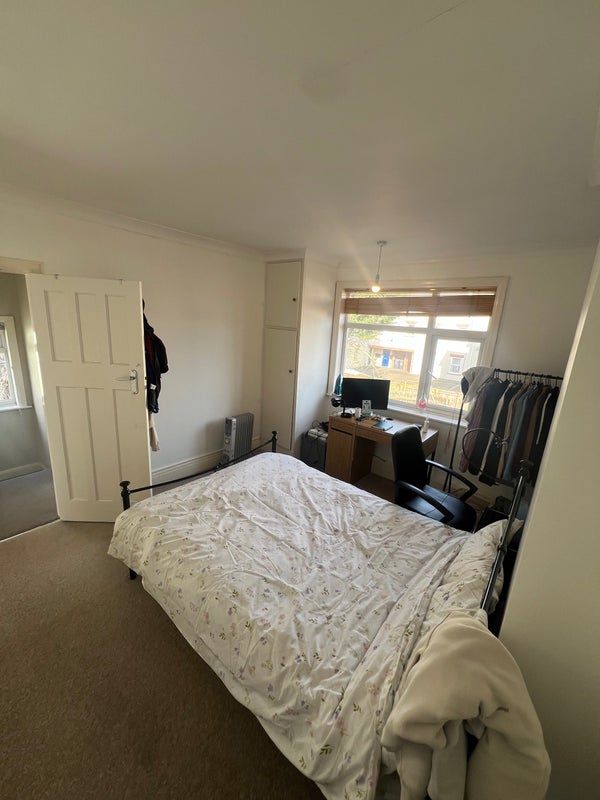 'Spacious fully furnished room in a cosy home' Room to Rent from SpareRoom