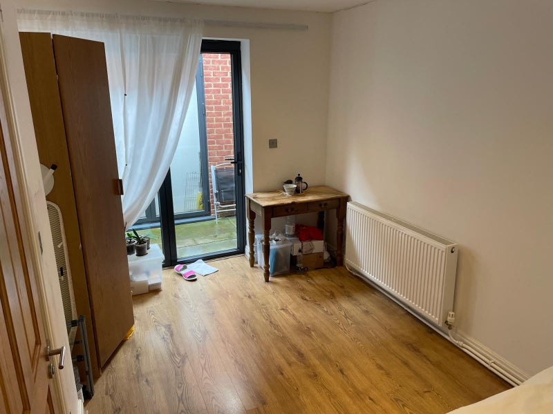 'Bright Ensuite Room – Female Lodger Wanted – Twi' Room to Rent from ...