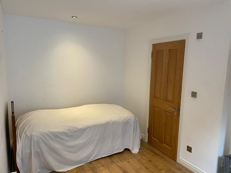 'Bright Ensuite Room – Female Lodger Wanted – Twi' Room to Rent from ...