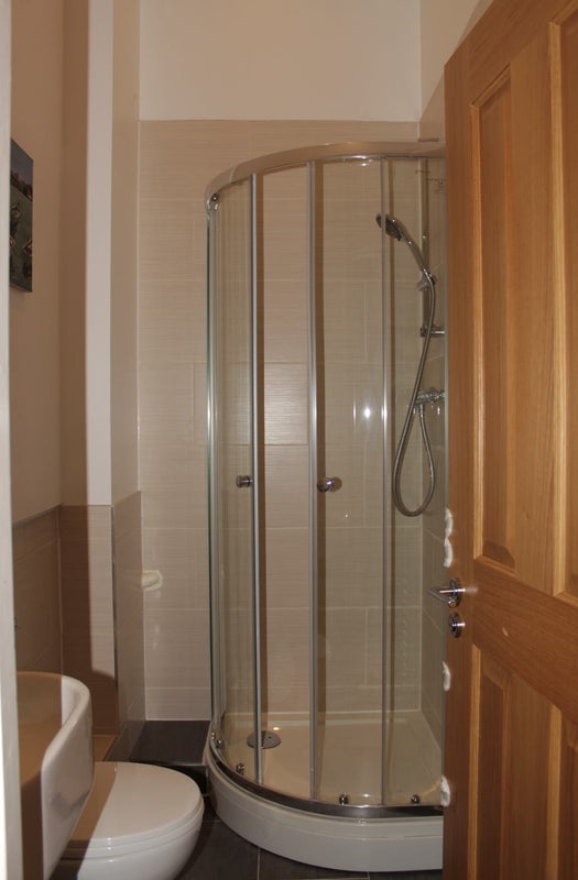 'Bright Ensuite Room – Female Lodger Wanted – Twi' Room to Rent from ...