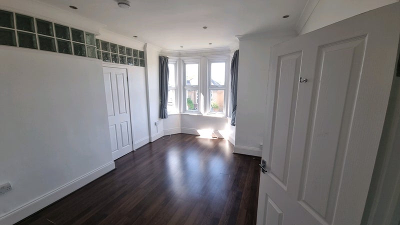 'Spacious 1 Bed Flat in Victorian Conversion' Room to Rent from SpareRoom