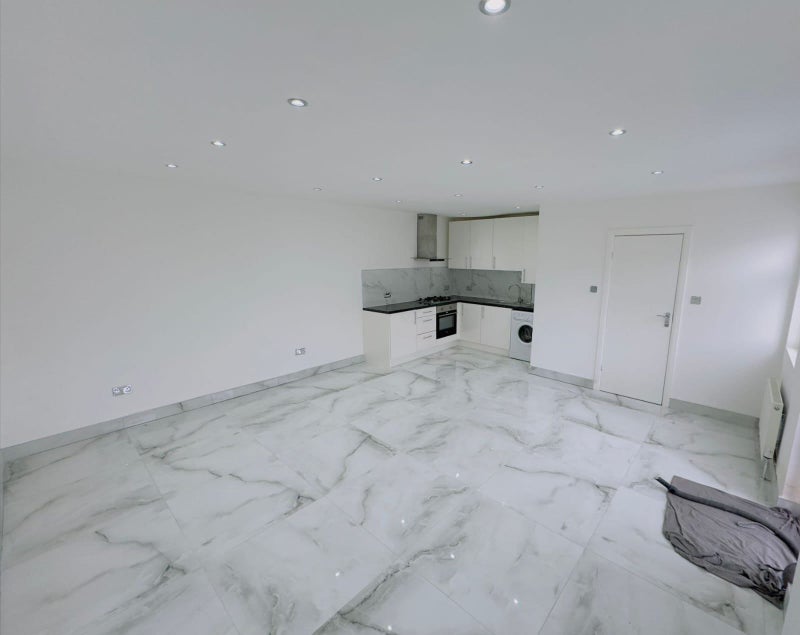 'Very large, modern studio, high spec, near station' Room to Rent from ...