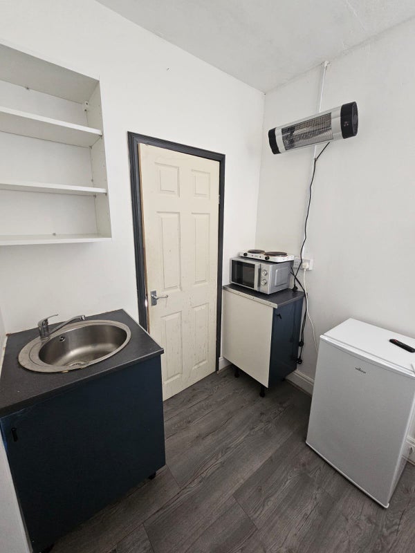 'Compact Studio Room Available' Room to Rent from SpareRoom