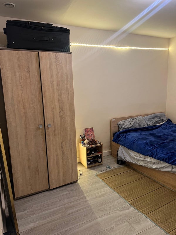 '1 bedroom- ensuite in shared 3bed flat' Room to Rent from SpareRoom