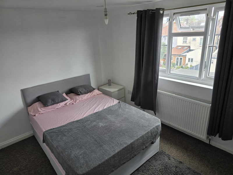 ' Spacious Double Room Available for Rent–IG3 ' Room to Rent from SpareRoom