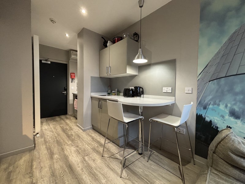 'Modern Studio Glasgow - Take Over' Room to Rent from SpareRoom