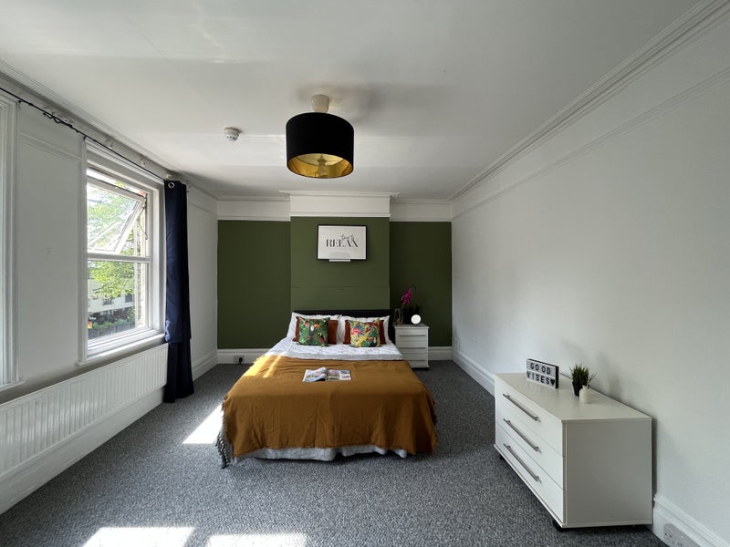 'Large double rooms in RG2' Room to Rent from SpareRoom