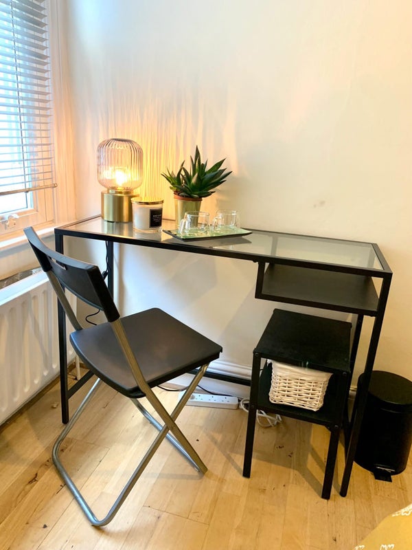 'Cozy Queen Room for Male Cabin Crew' Room to Rent from SpareRoom