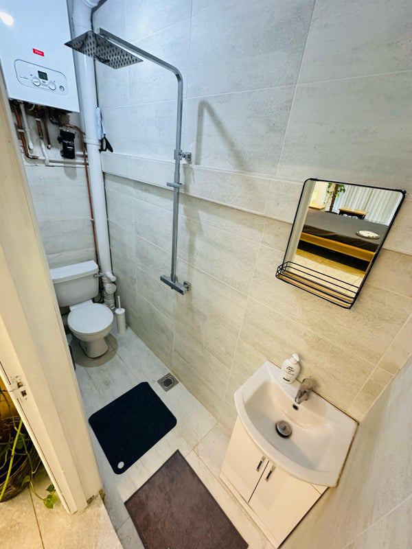 ' Studio Flat – 79 Hainault Road, Chigwell, IG7' Room to Rent from ...