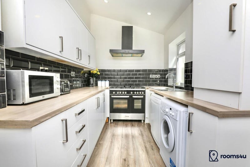 'Spacious Rooms Available – 6-Bed House, 2 roomates' Room to Rent from ...