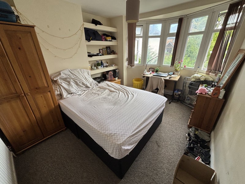 'Spacious, well ventilated near Templar Square' Room to Rent from SpareRoom