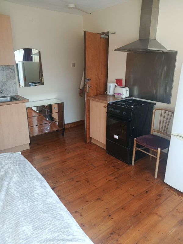 'Double & Bedsit Kitchen inside Cheapest Trees Frnd' Room to Rent from ...
