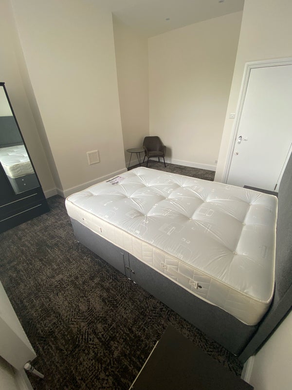 '8 bed house share' Room to Rent from SpareRoom