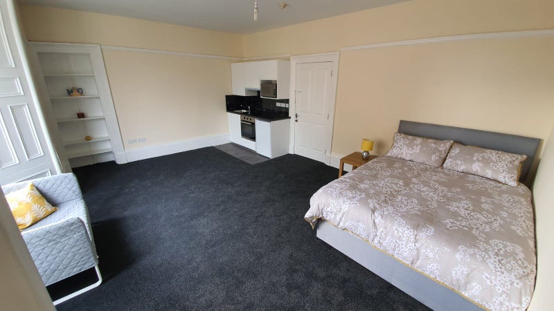 'Huge Bedsit Room Available in West End' Room to Rent from SpareRoom