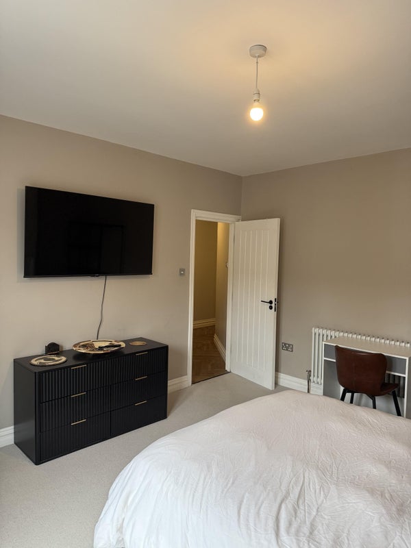 'Luxury flat 2 mins from Clap North 🚉 ' Room to Rent from SpareRoom