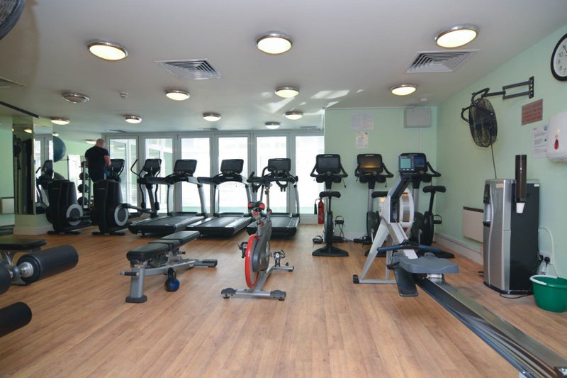 'River view with gym, pool, sauna & 24 h concierge!' Room to Rent from ...