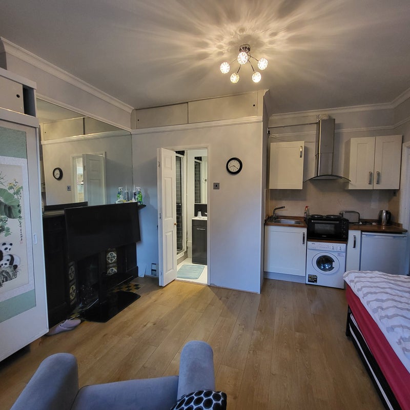 'Modern studio flat' Room to Rent from SpareRoom
