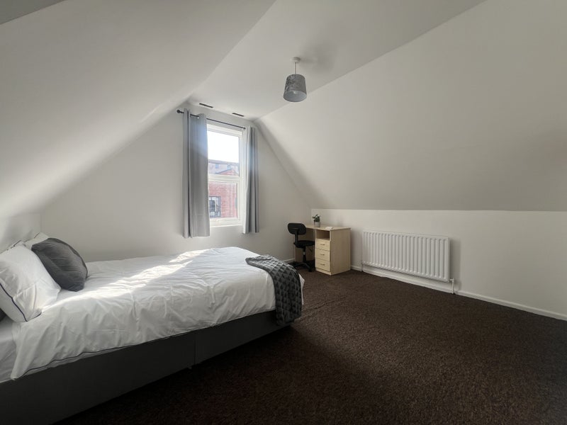 ' Modern Rooms in Stylish 4-Bed Detached House ' Room to Rent from ...