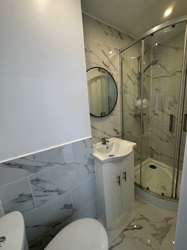 'A specious studio for couple or single.' Room to Rent from SpareRoom