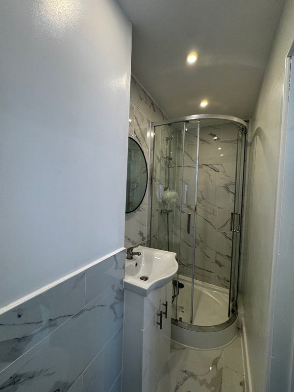 'A specious studio for couple or single.' Room to Rent from SpareRoom