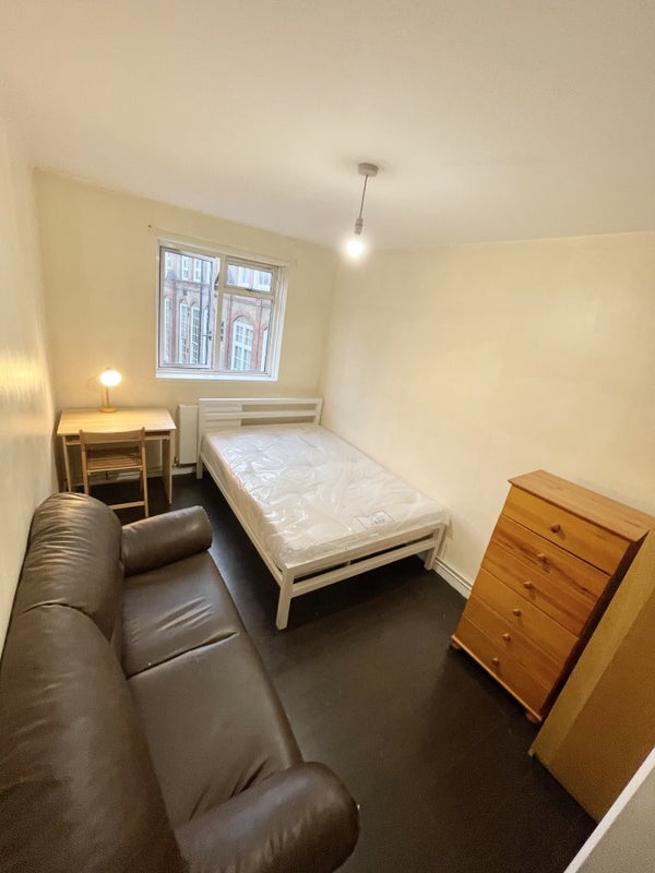 'Big Double Room In Whitechapel Avl From 1st Aug' Room to Rent from ...