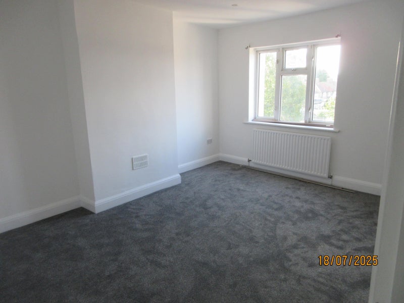 'Spacious newly decorated 1 bed flat ' Room to Rent from SpareRoom