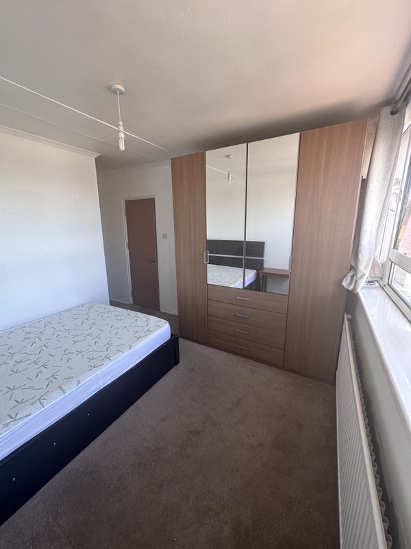 '2 Amazing Double room Near Station zone 2' Room to Rent from SpareRoom