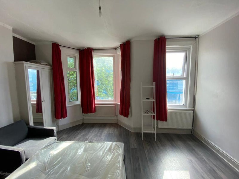 'DBL Room For Fent - Short walk to Canada Water ' Room to Rent from ...
