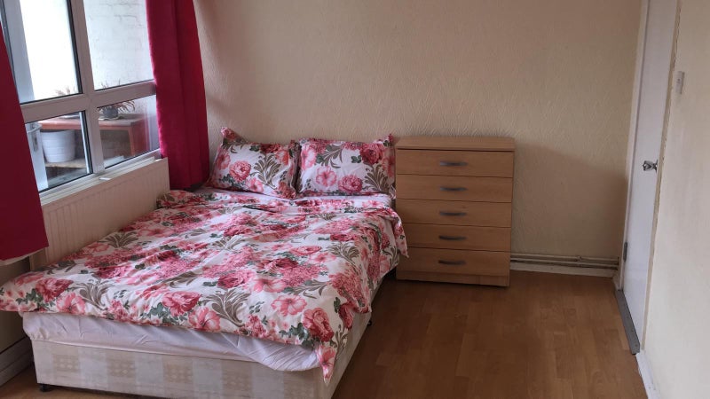 'Mile End - double occupancy room with balcony' Room to Rent from SpareRoom