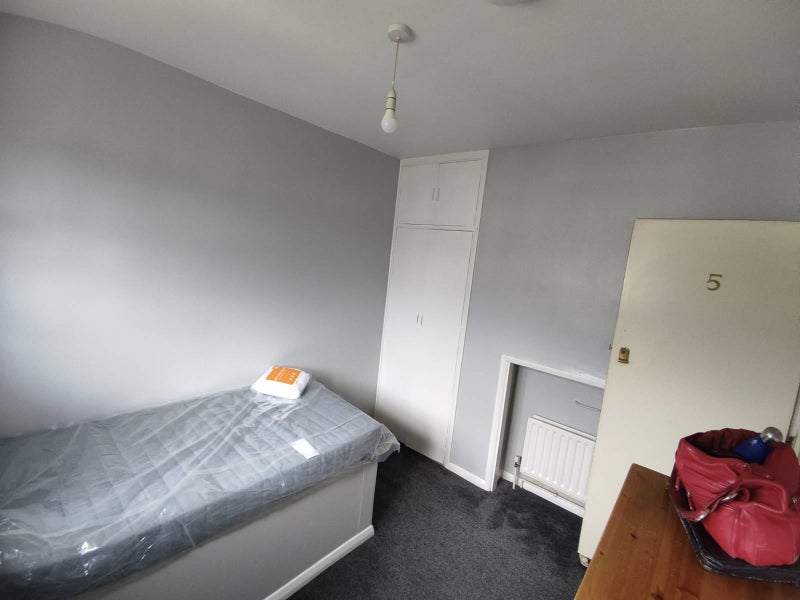 'Single Room in Merstham House Share' Room to Rent from SpareRoom