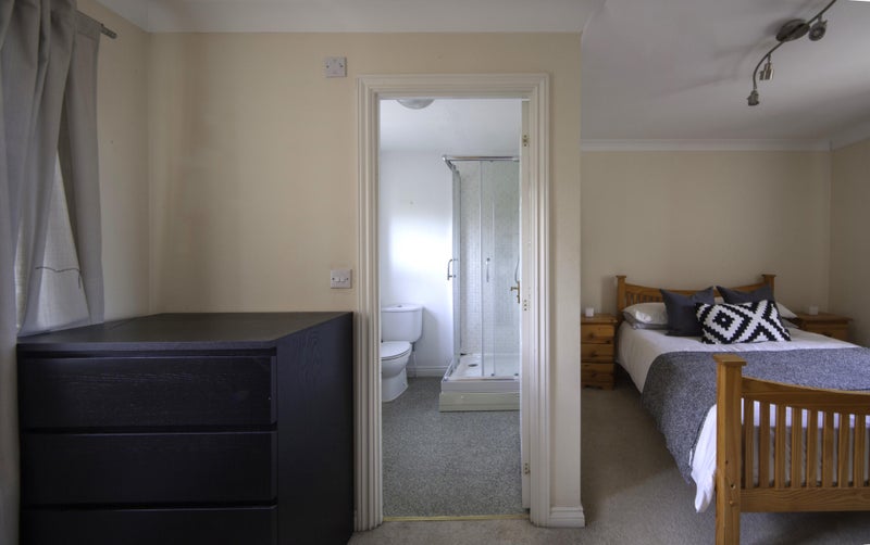 'Ensuite Room -7 mins to Hospital' Room to Rent from SpareRoom