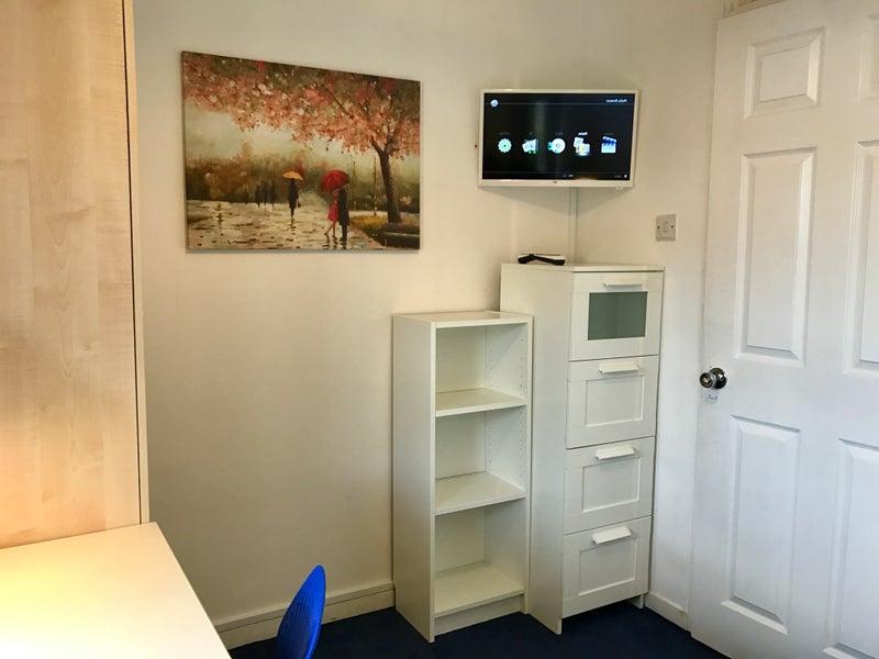 ' Stylish Single Room Hackney E5 – Bills + Cleaner' Room to Rent from ...