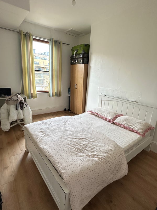 'Spacious large sunny room in Zone 1' Room to Rent from SpareRoom