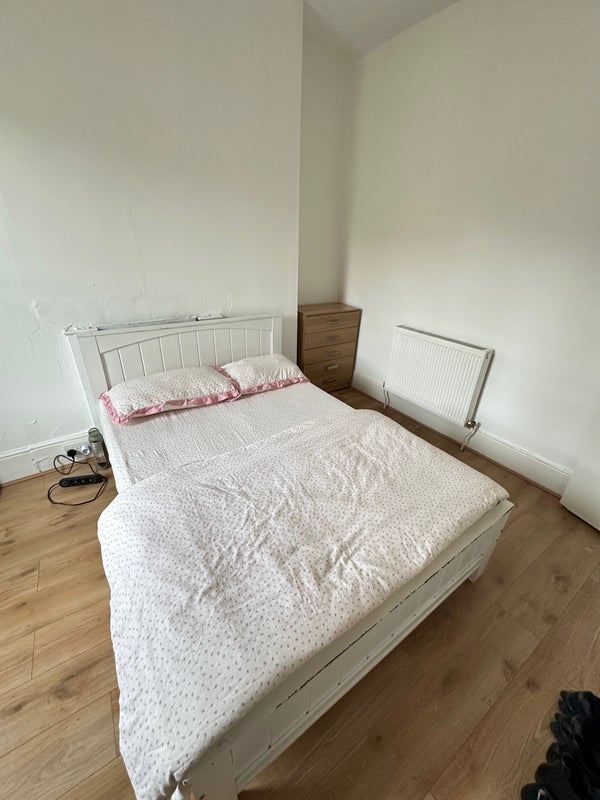 'Spacious large sunny room in Zone 1' Room to Rent from SpareRoom