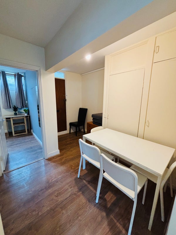 'Lovely Double Room 5 Mins From Clapham Junction' Room to Rent from ...